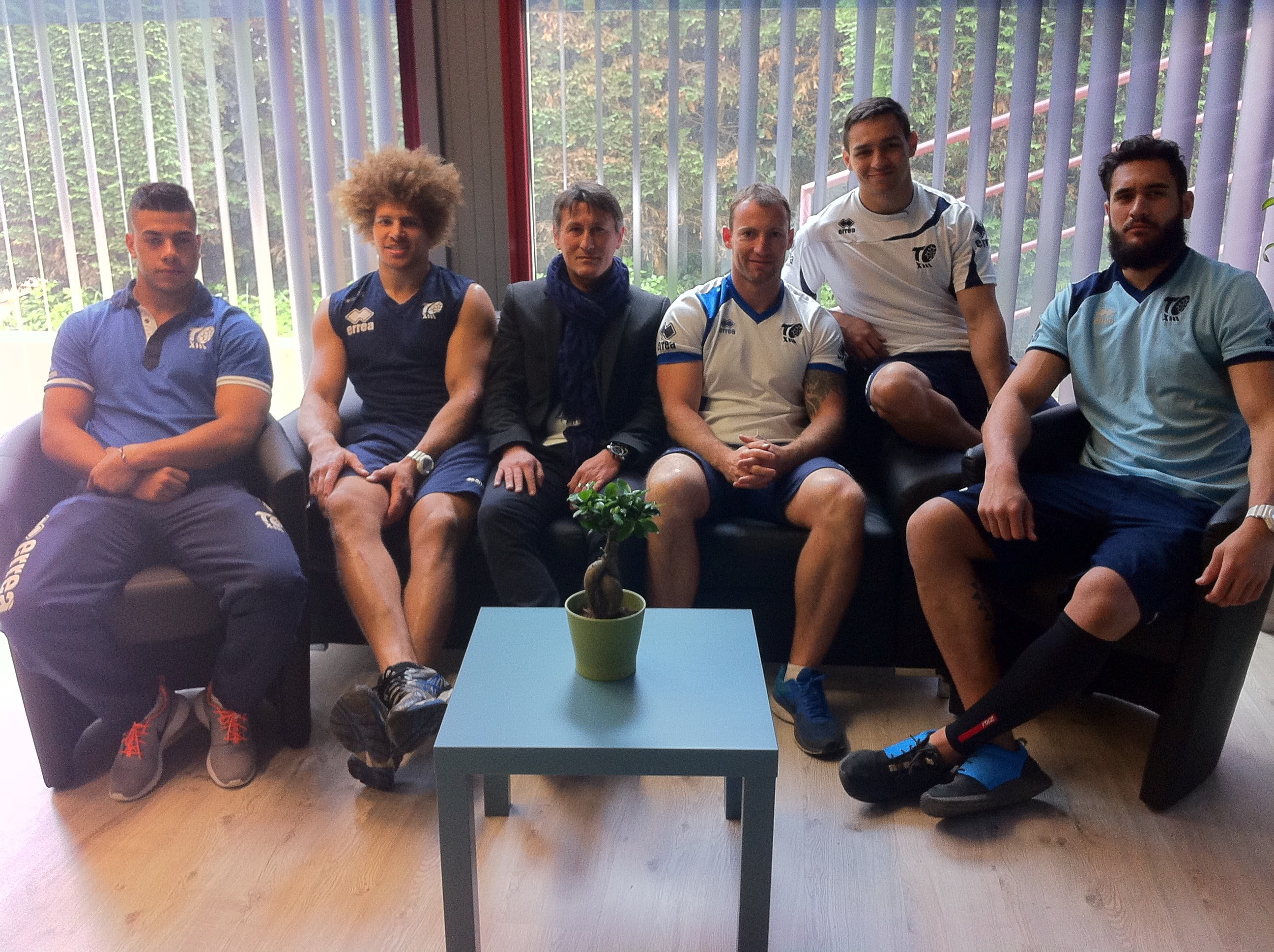 Laurent ROBERT et Adam INNES entourés par les joueurs - Rugby Amateur